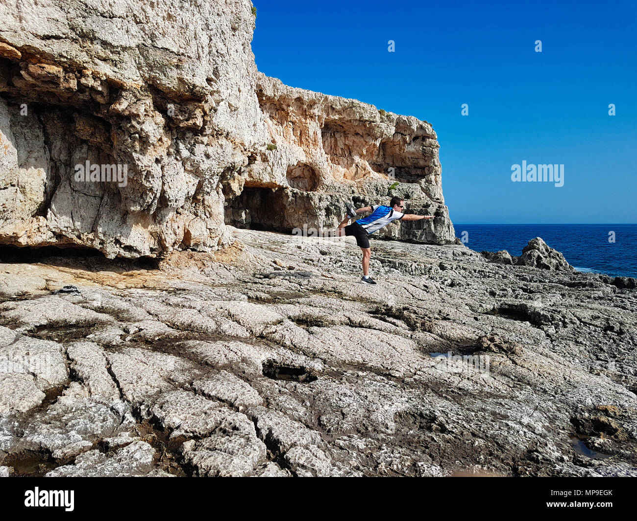 Yoga sur les rochers Banque de photographies et d’images à haute ...