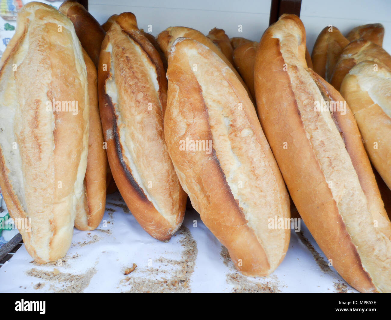 Produits frais, pain traditionnel turc Taze ekmek, à vendre dans un ...