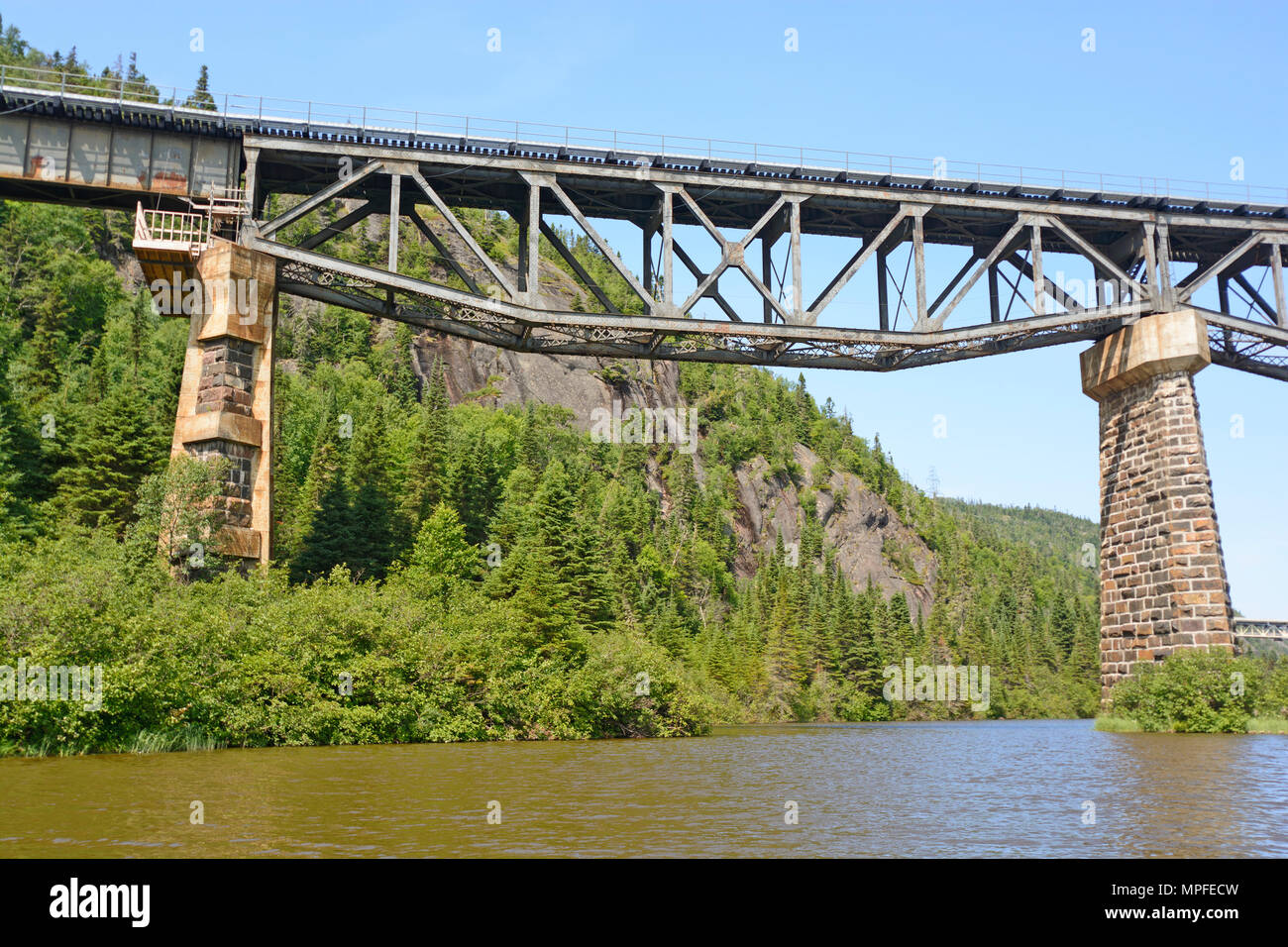Pont en treillis inversé Banque de photographies et d’images à haute ...