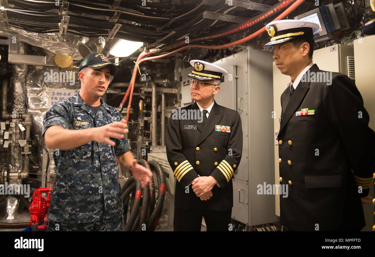 170223-N-OS767-054 SAN DIEGO (fév. 23, 2017) Le Cmdr. Mark Stefanik ...