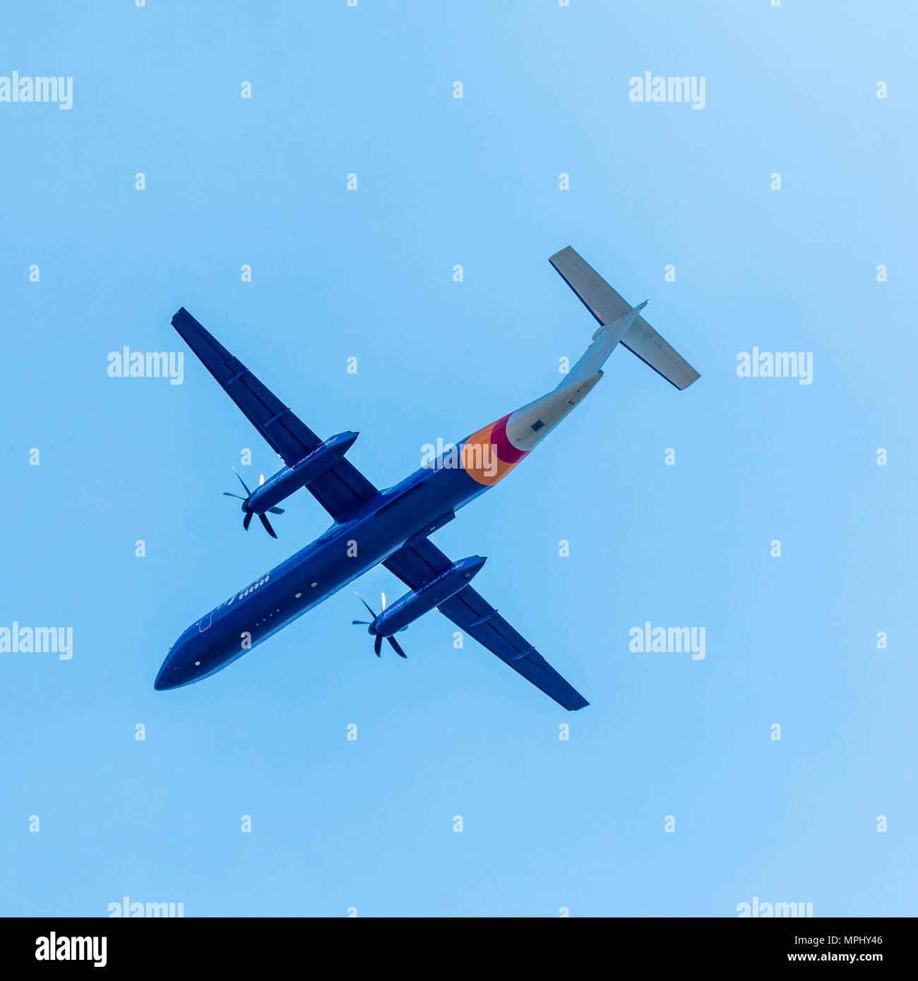 Avion Bleu après le décollage, le ciel bleu, les moteurs à hélice, sous ...