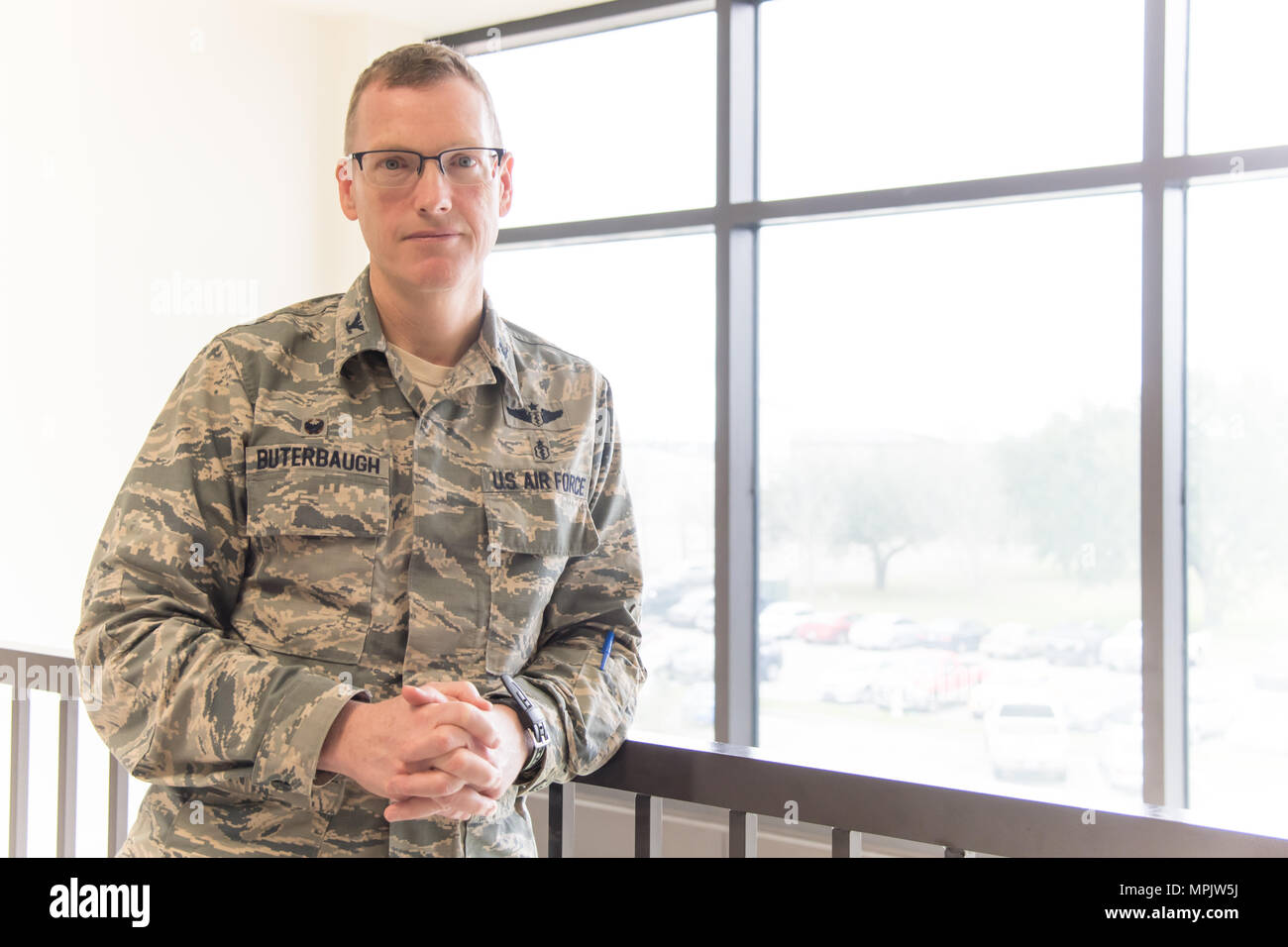 Le colonel John Buterbaugh, 403e Escadron, commandant de stadification ...