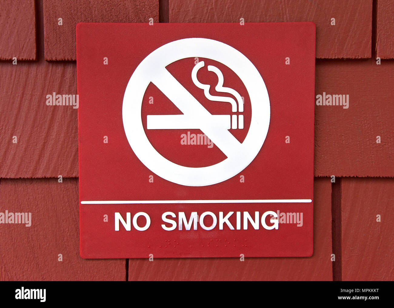 La place Rouge signe avec ne pas fumer en blanc, cigarette, avec cercle ...