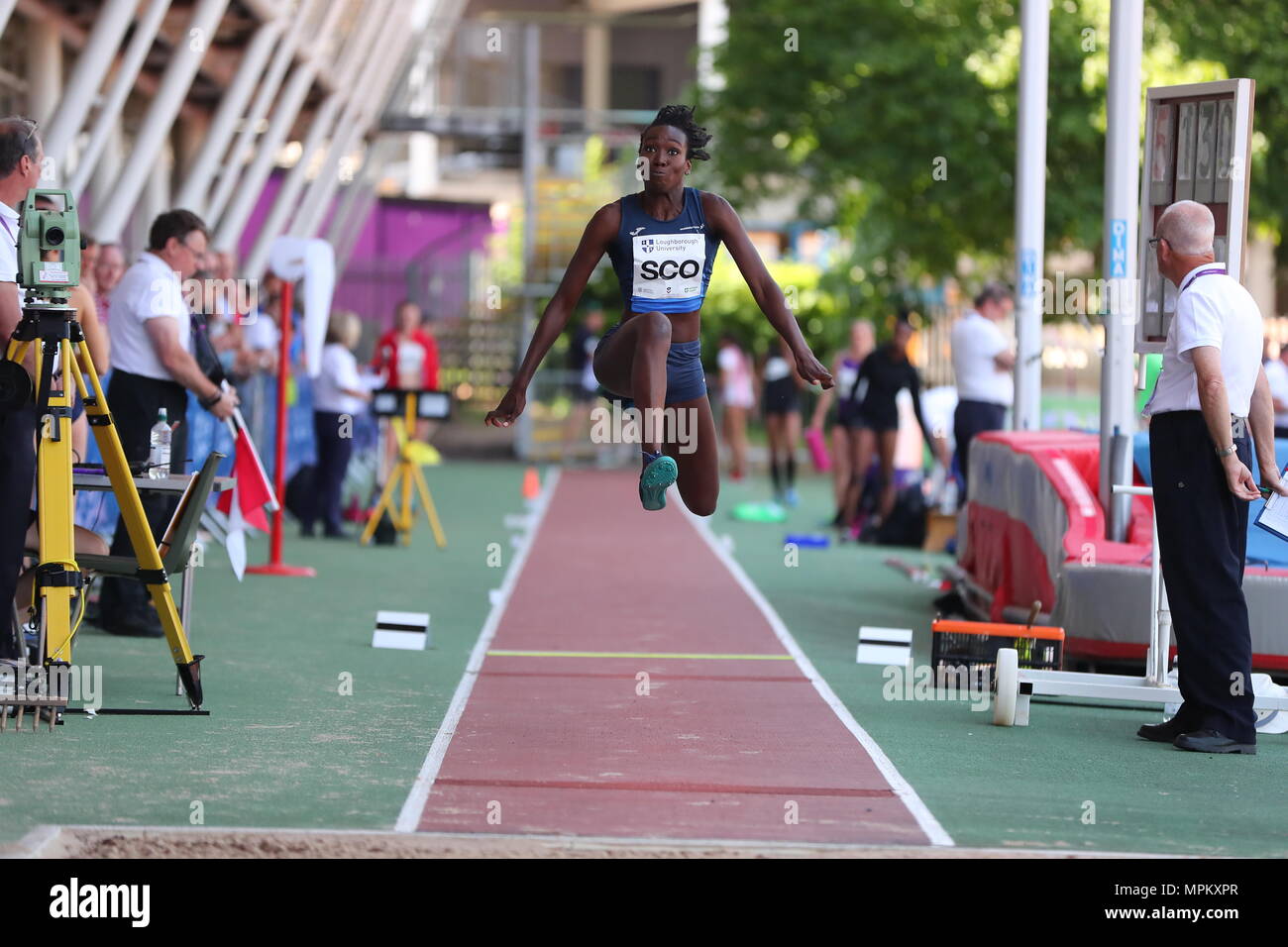 Female triple jump Banque de photographies et d’images à haute ...