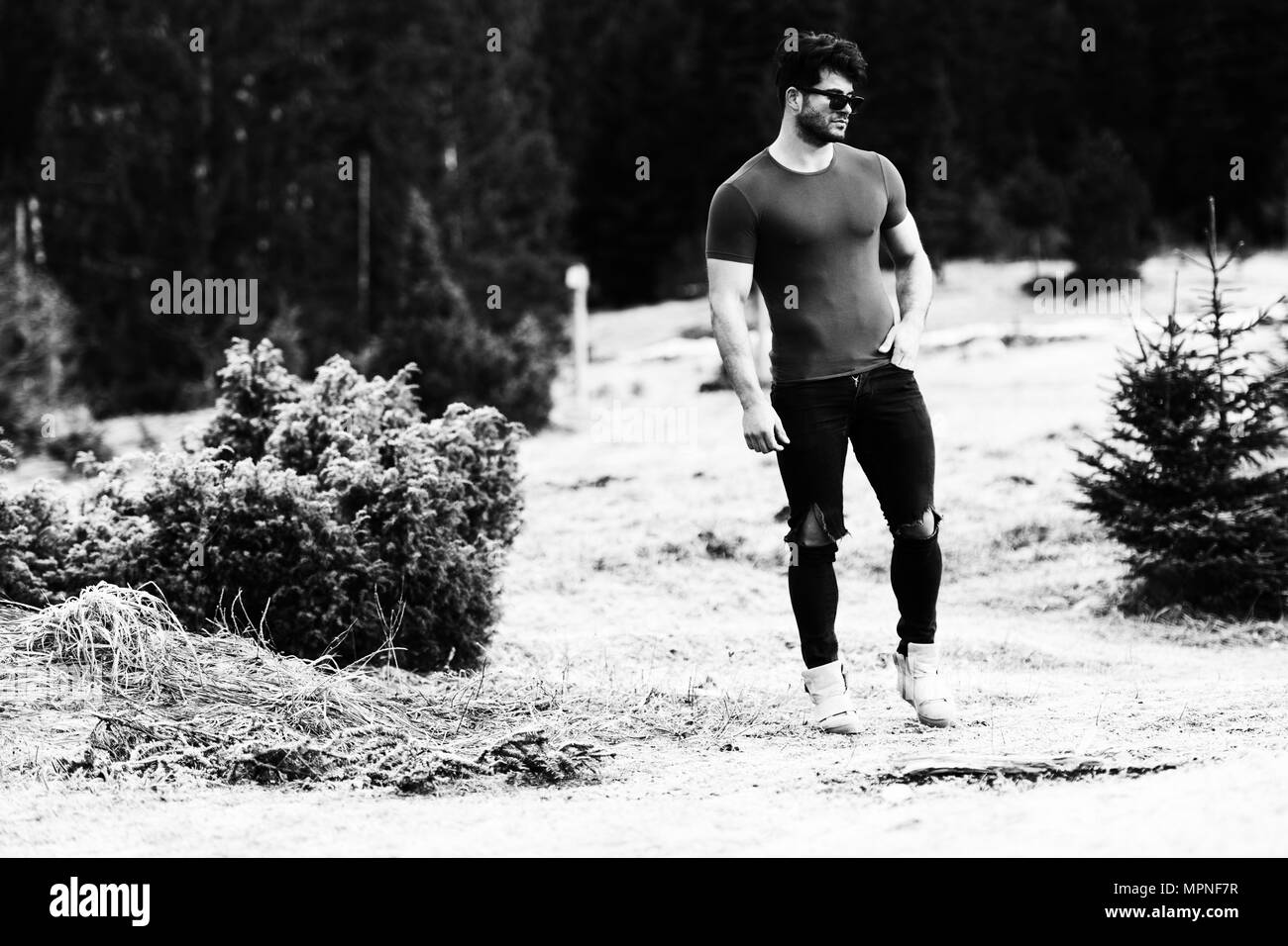 Portrait d'un jeune homme en bonne forme physique montrant son corps ...