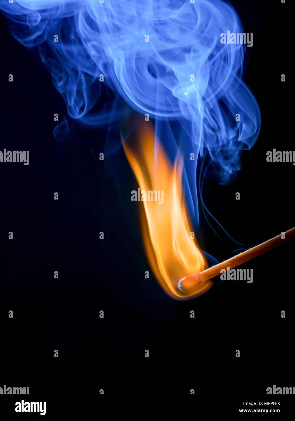 Allumer une allumette Banque de photographies et d’images à haute ...