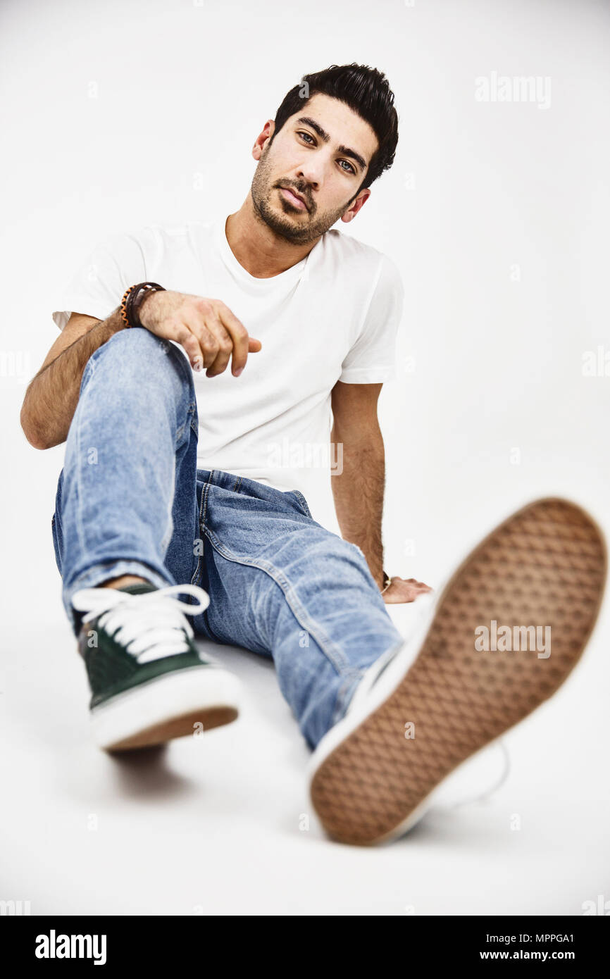 Homme assis Banque de photographies et d’images à haute résolution - Alamy