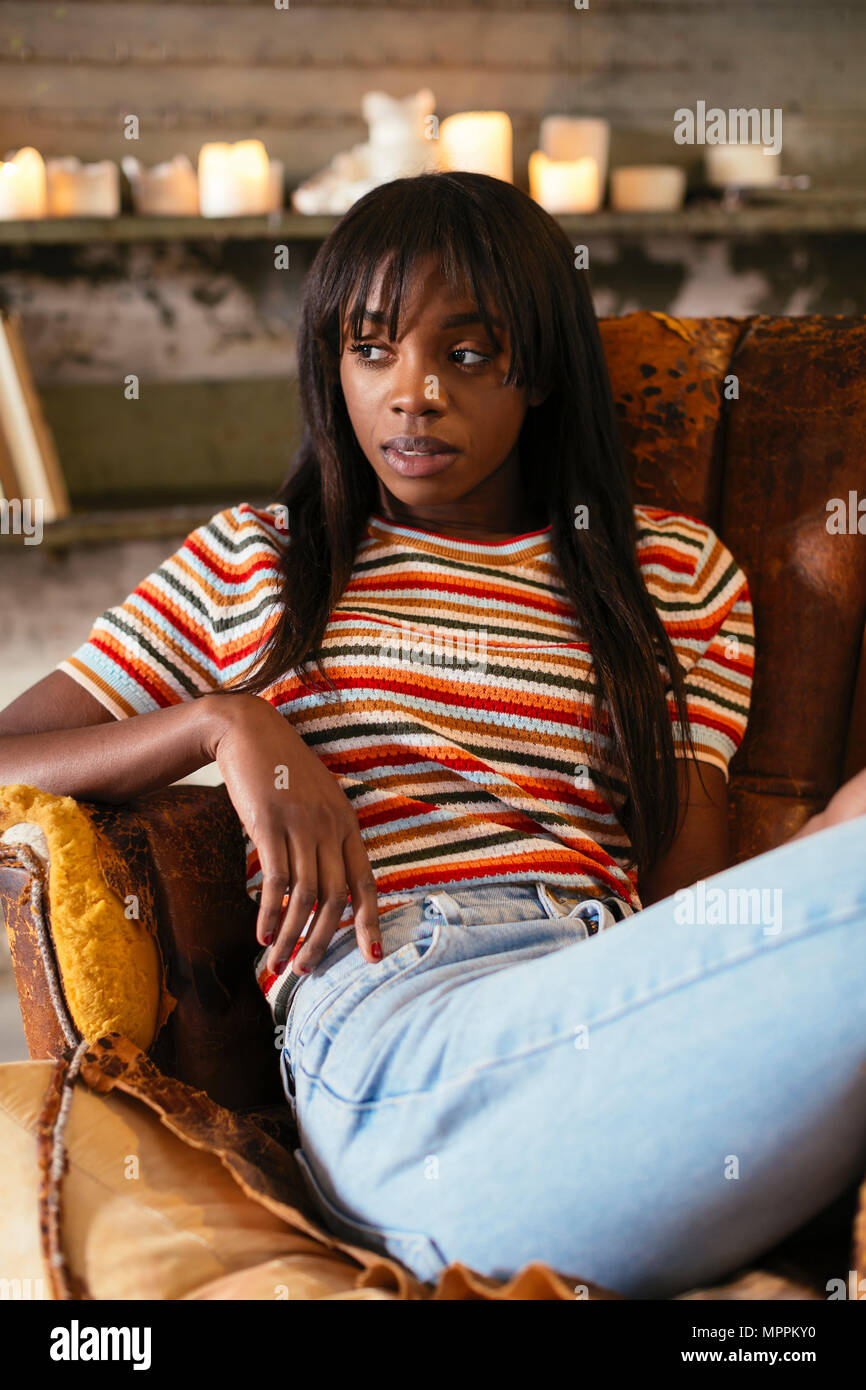 Vieille femme assise sur une chaise Banque de photographies et d’images à haute résolution - Alamy