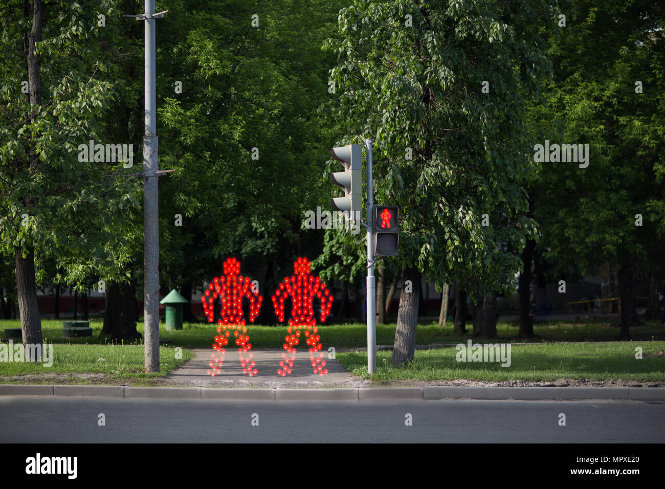 Petit homme aux feux de circulation Banque de photographies et d’images ...