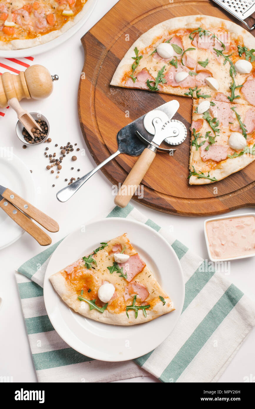 Pizza table Banque de photographies et d’images à haute résolution - Alamy