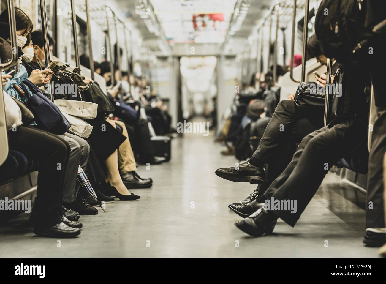 Subway legs Banque de photographies et d’images à haute résolution - Alamy
