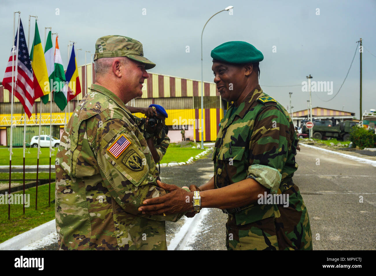 Armée camerounaise tenue cérémonie Banque de photographies et d’images ...