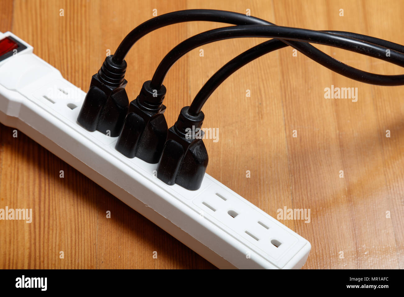 Les fiches électriques connectés à une prise multiple Photo Stock - Alamy