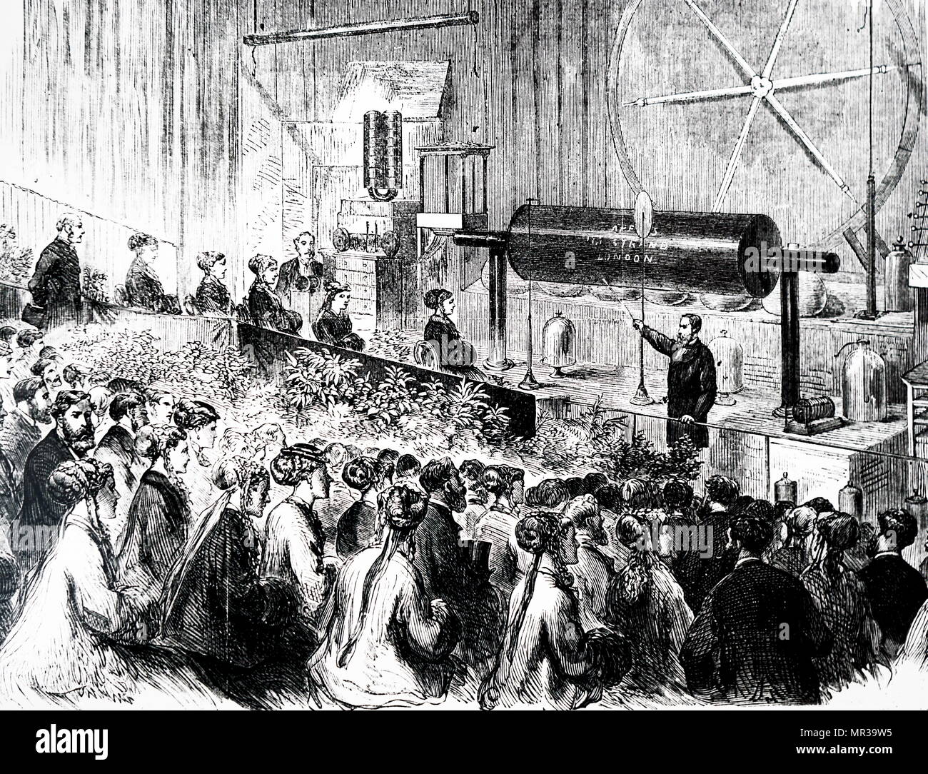 Gravure représentant John Henry Pepper démontrant la bobine d'induction ...