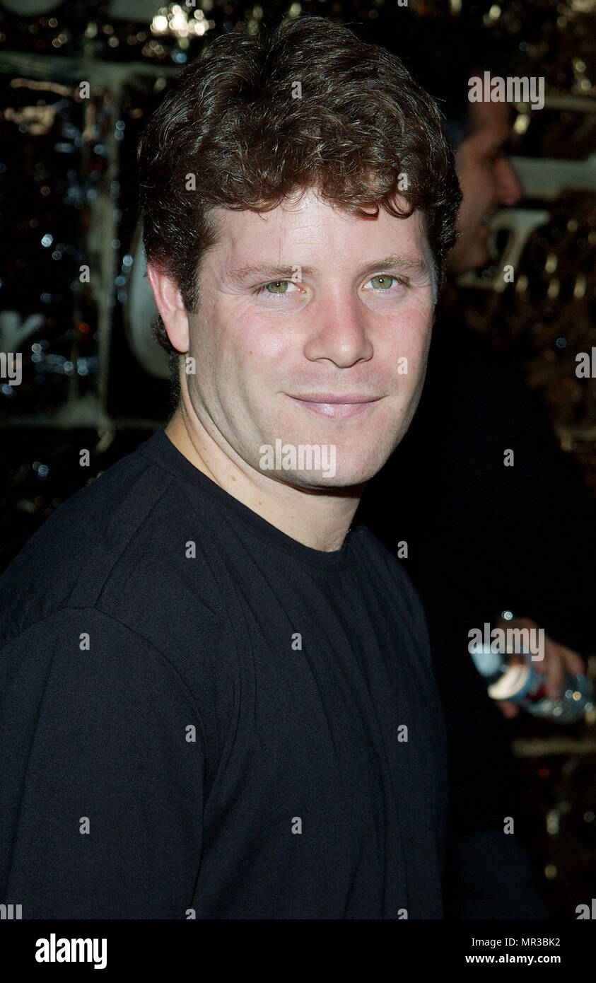 Sean Astin arrivant à la première de 'Die Another Day' Au Shrine ...