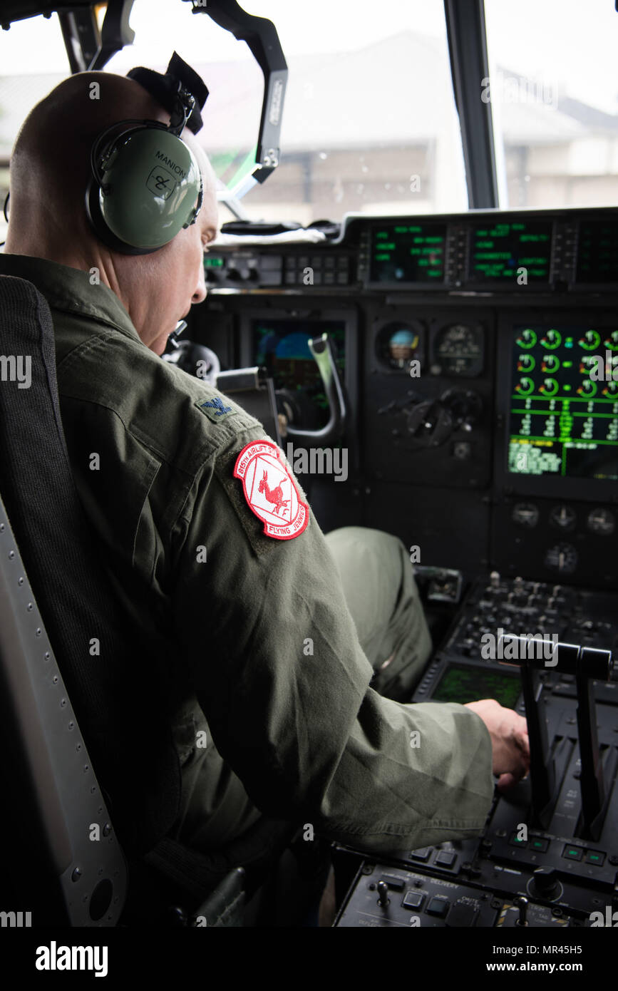 Le colonel Michael Manion, commandant de la 403e vérifie les commandes ...