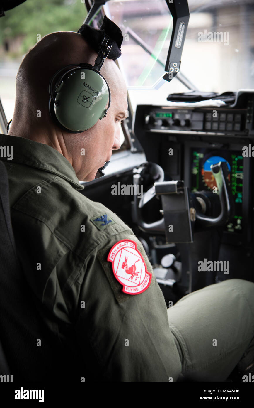 Le colonel Michael Manion, commandant de la 403e vérifie les commandes ...