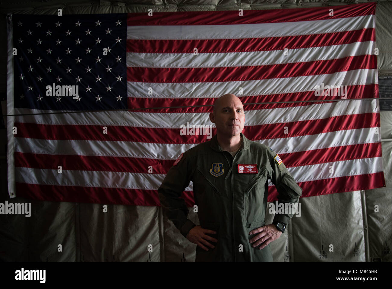 Le colonel Michael Manion, commandant de la 403e pose pour une photo ...