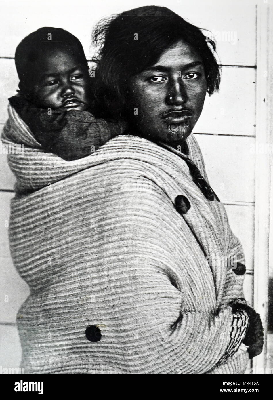 Photographie prise d'un Maori femme et enfant. Les Maoris sont les ...