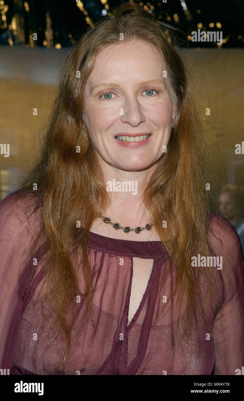 Amy Conroy arrivant à la première de ' 6 pieds sous ' au Chinese ...