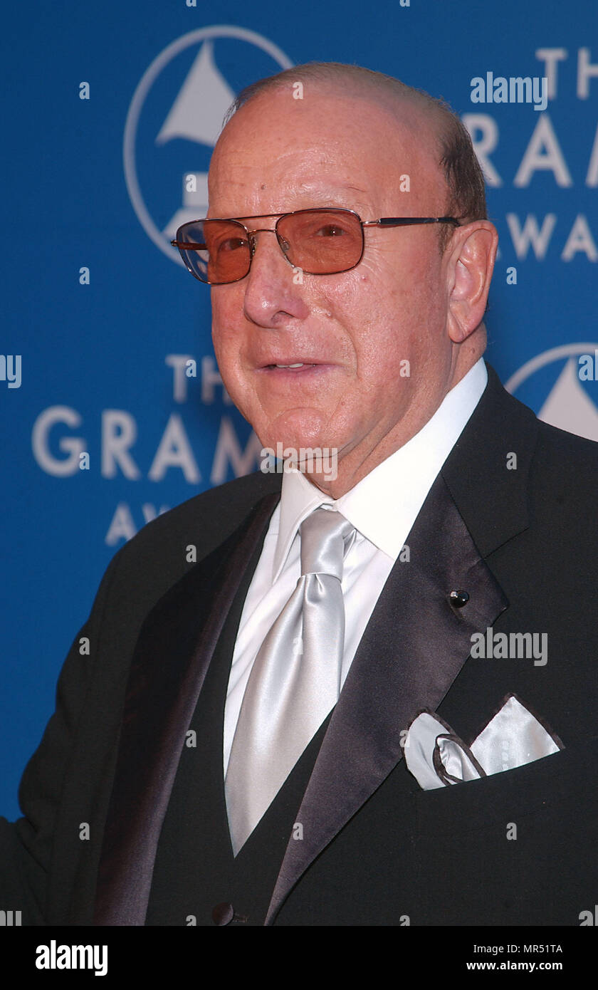 Clive Davis arrive pour la 44e conférence annuelle des Grammy Awards au ...