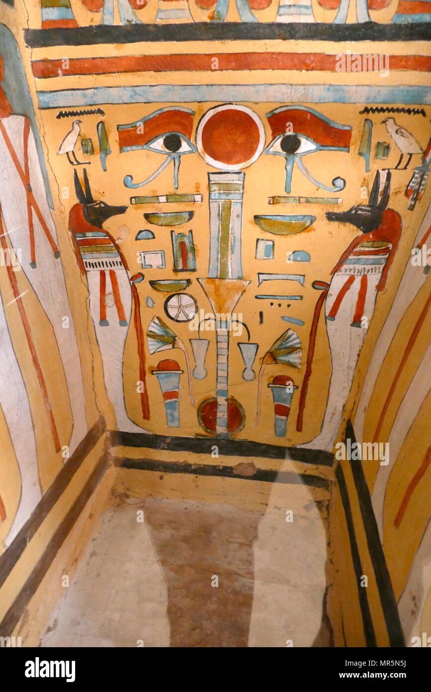 Sarcophage anthropomorphe du Scribe du Trésor au Temple d'Amon, l'Ankh ...