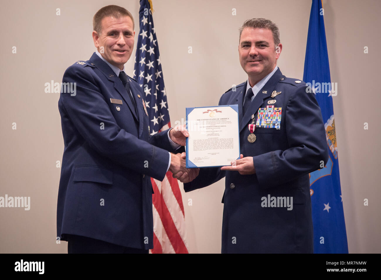 Le colonel à la retraite Howard Ward Jr. présente une Médaille du ...