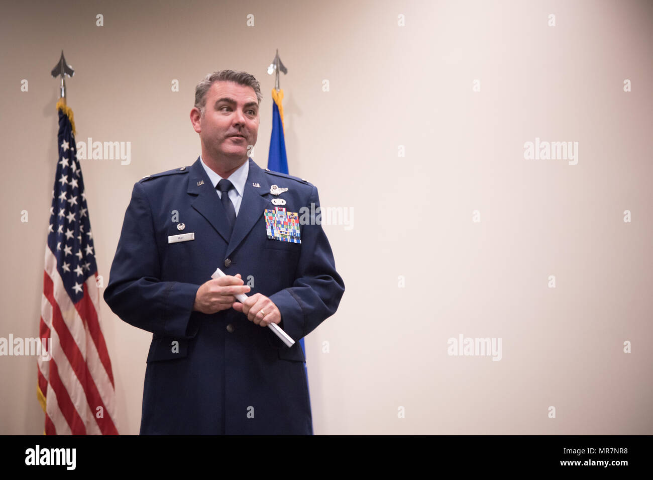 Le colonel Brian May, commandant du Groupe des opérations 403e parle de ...