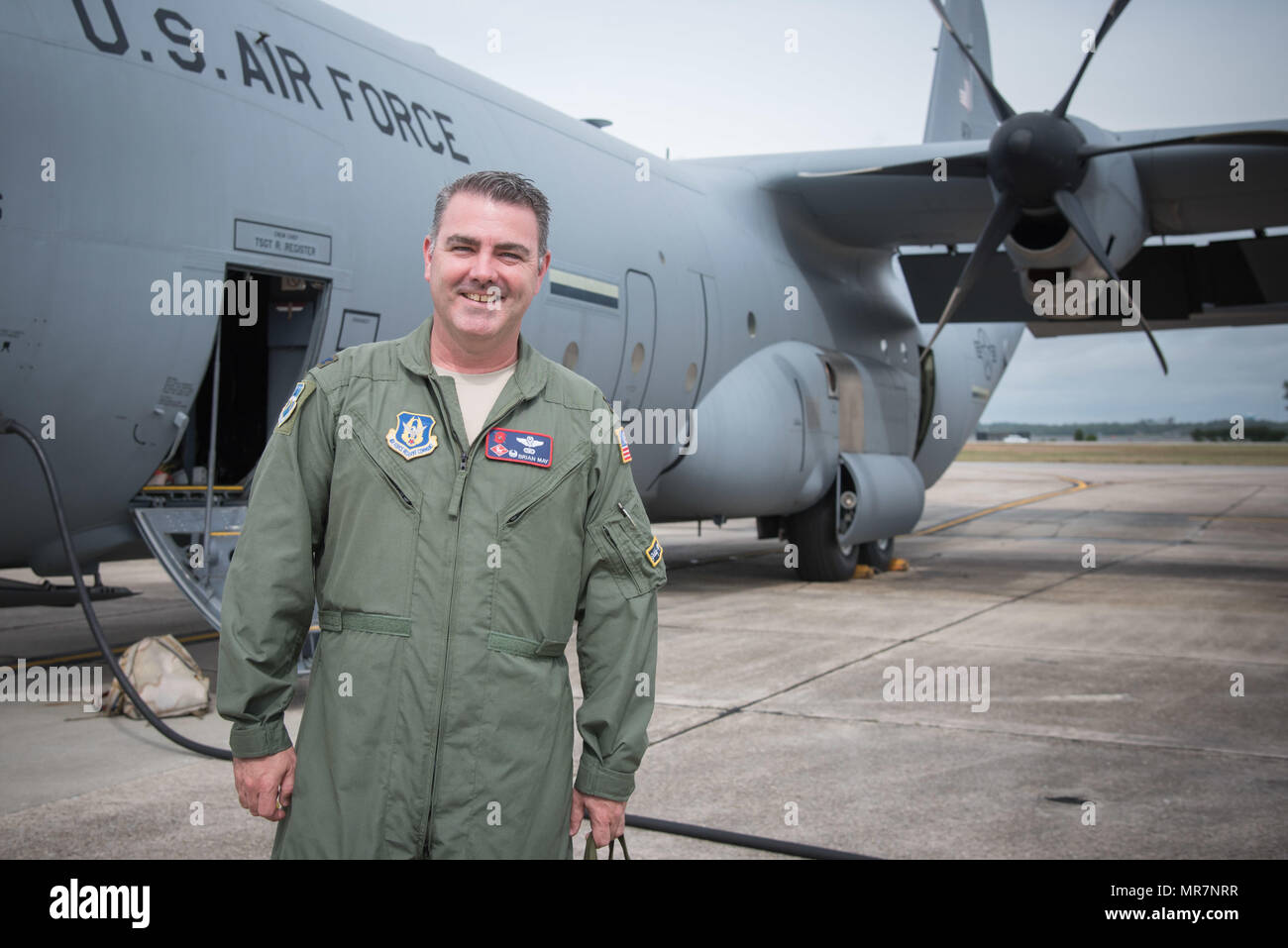 Le colonel Brian May, commandant du Groupe de la 403e, pose pour une ...