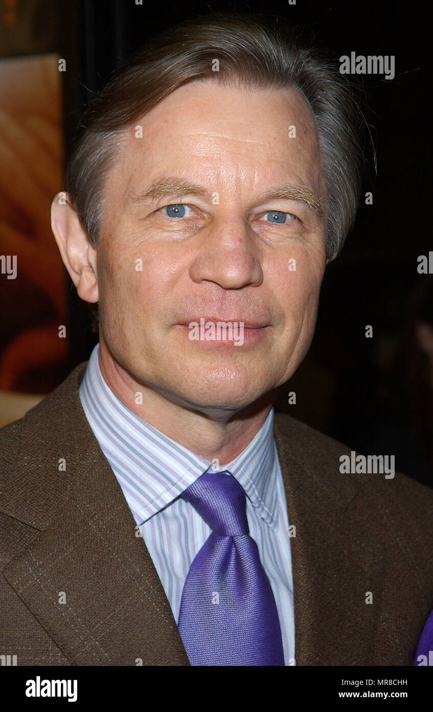 Michael York arrivant à la premiere ' ' 21 grammes à l'Academy of ...