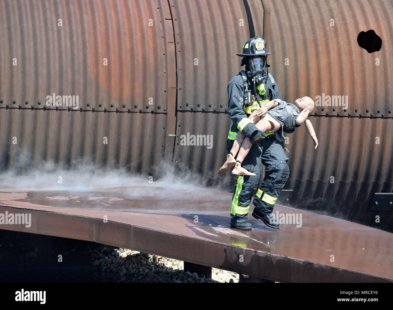 Richard Breitenstein 788th Escadron de génie civile, pompiers porte un ...