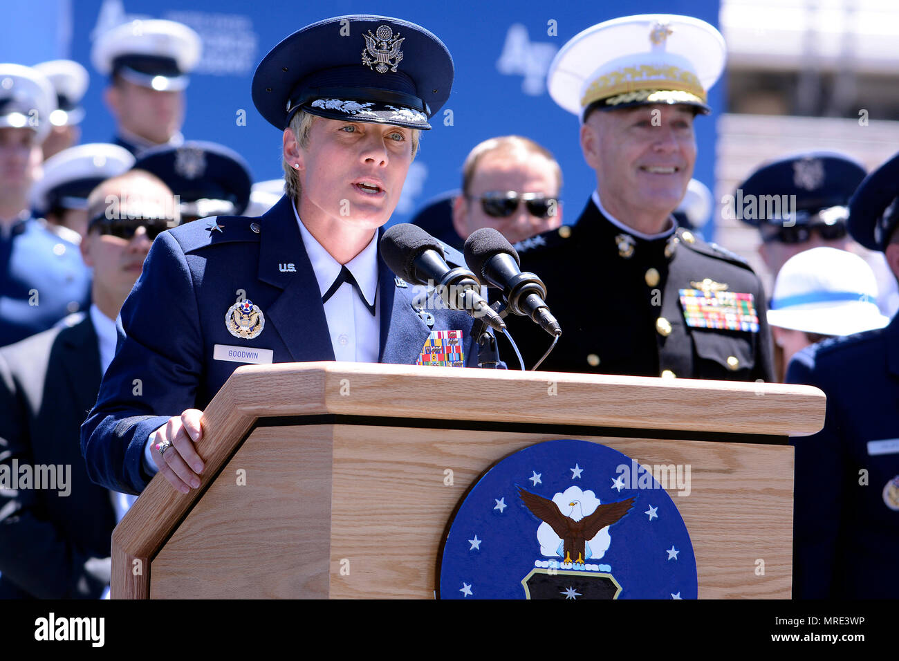 Le brig. Le général Kristin Goodwin, commandant des cadets, se prépare ...