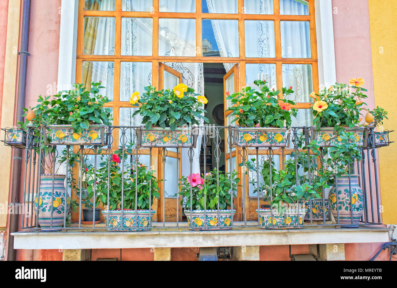 Balcon fleuri avec des vases décorés de Sicile Photo Stock - Alamy