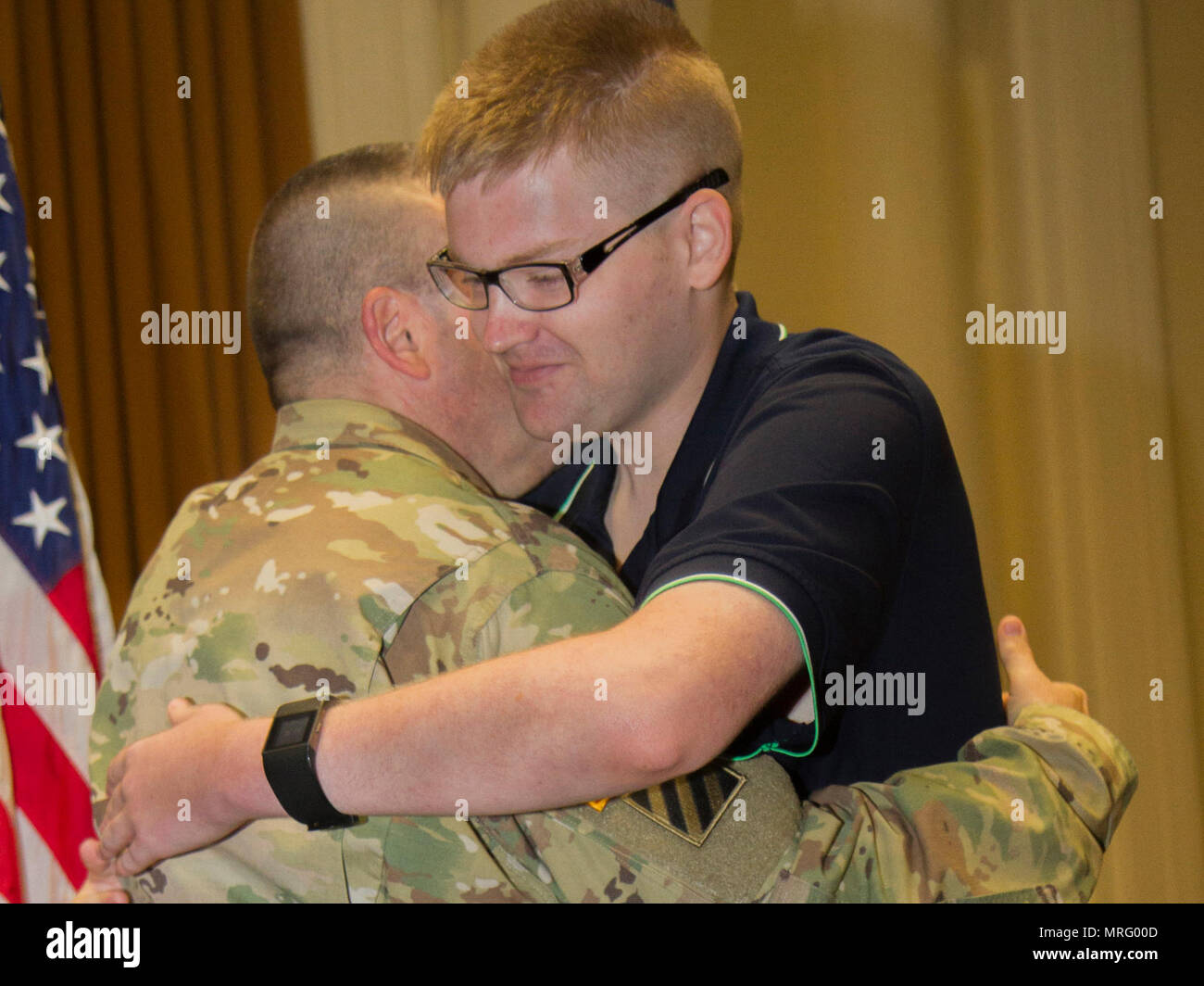 Caleb B. Walker (à droite), embrasse son père Le Colonel Gregory B ...