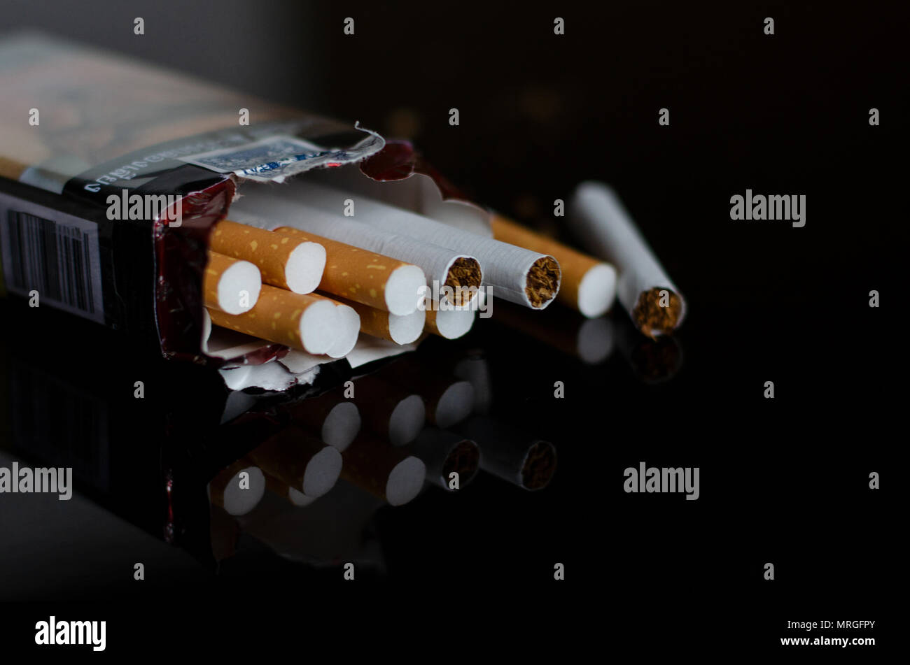 La Journée mondiale sans tabac Hommes pause cigarette et envoyer une ...