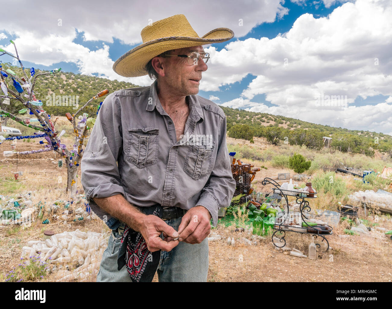 Tom Larson, l'excentrique propriétaire de la bouteille d'or à la maison ...