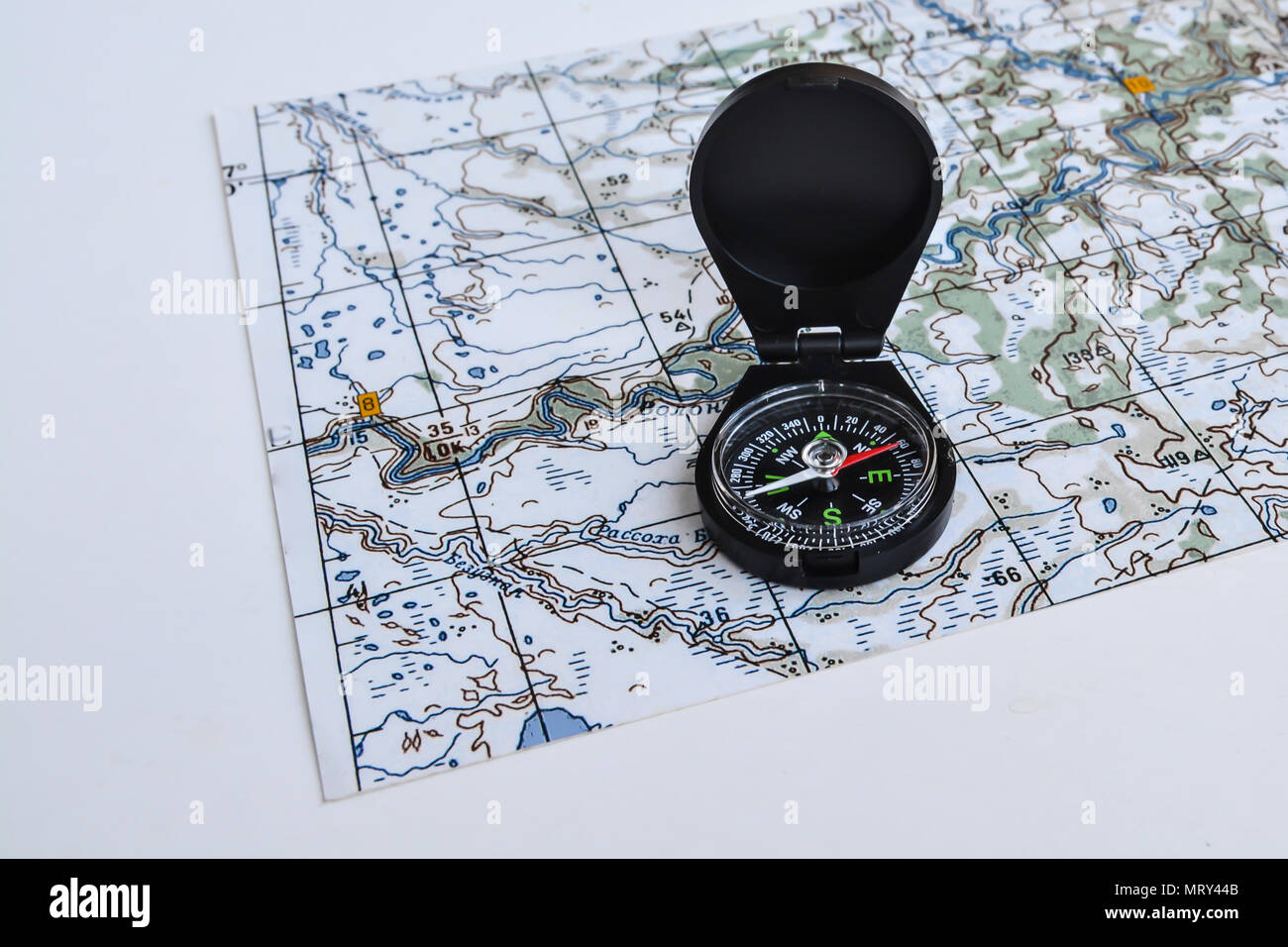 Boussole et carte topographique. Accessoires de voyage pour ne pas se ...