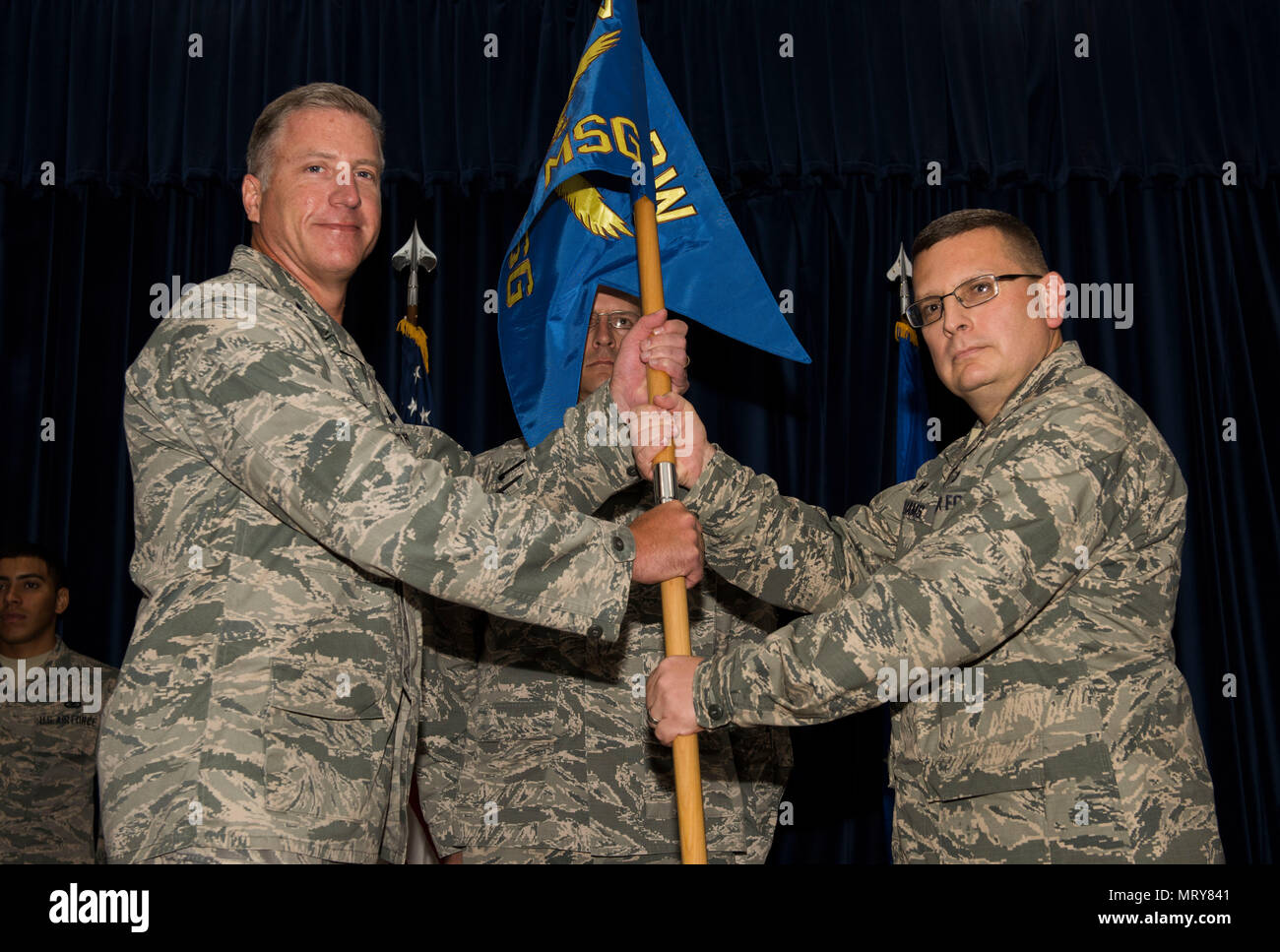 U.S. Air Force Colonel David Williams Jr. (droite), 39e Groupe de ...