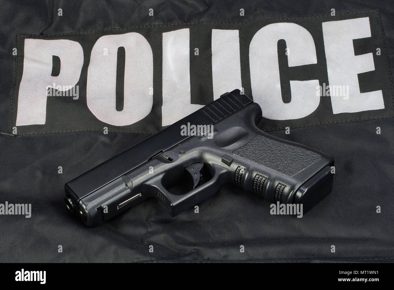 Armes et équipements de police noir sur fond uniforme Photo Stock - Alamy