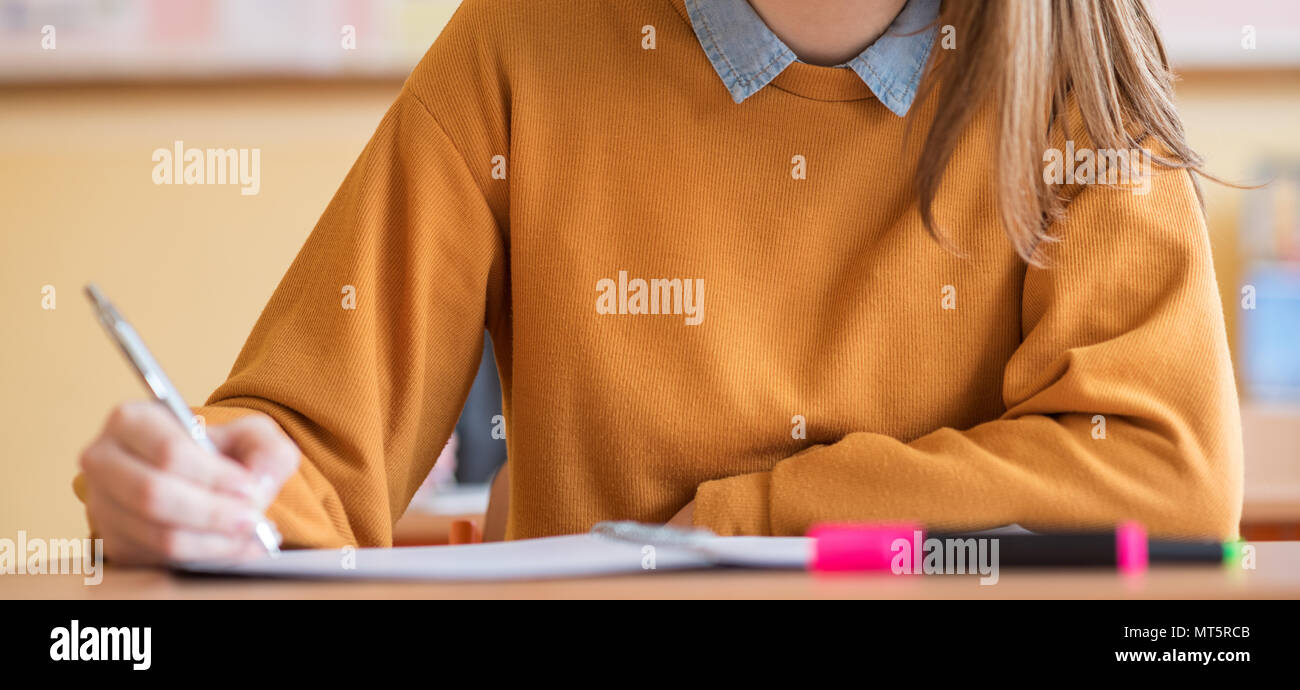 Étudiants en examen en classe. Test de l'éducation et l'alphabétisation ...