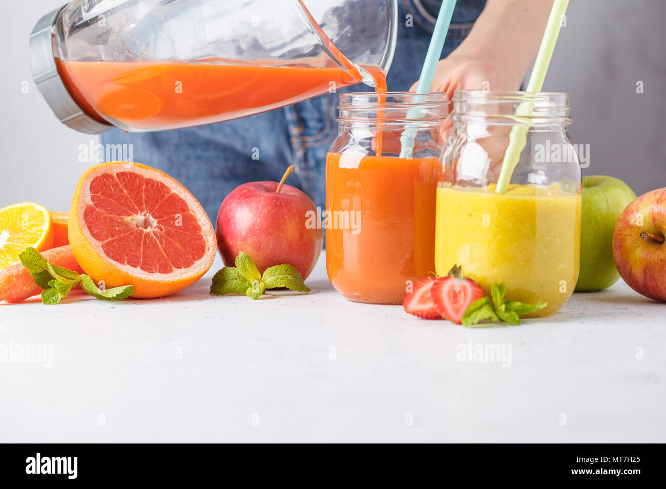 La cuisine est femme d'été multicolore jus de fruits ou de boisson ...