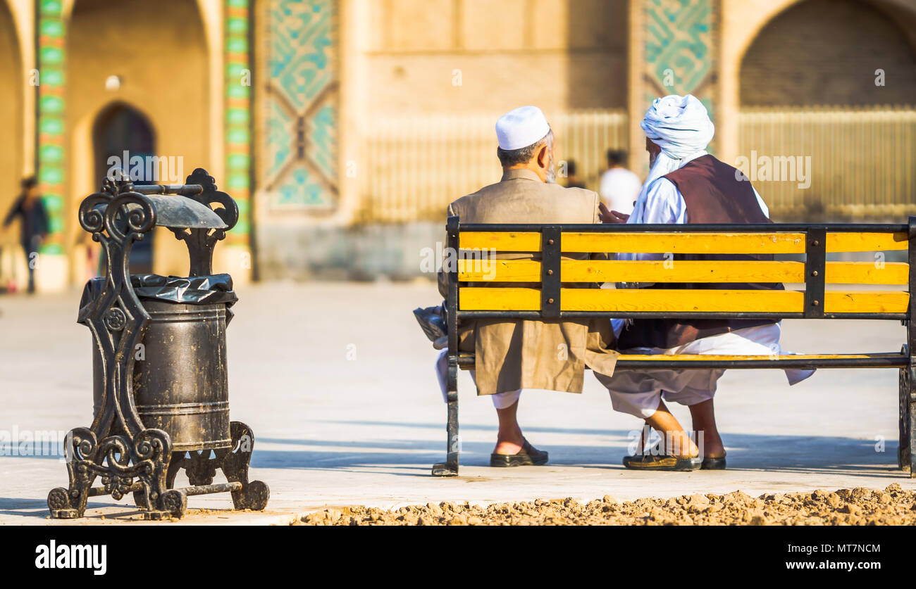 Vieil Homme Assis Sur Un Banc De Parc En Pierre Banque De Photographies