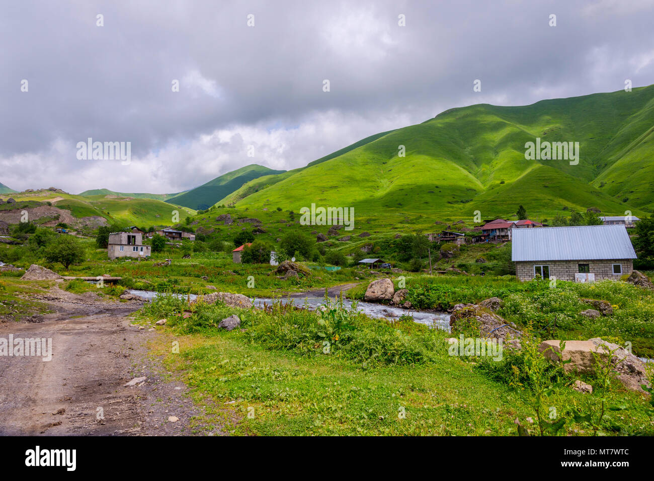 Maisons dans le village de roshka et les montagnes verdoyantes autour ...