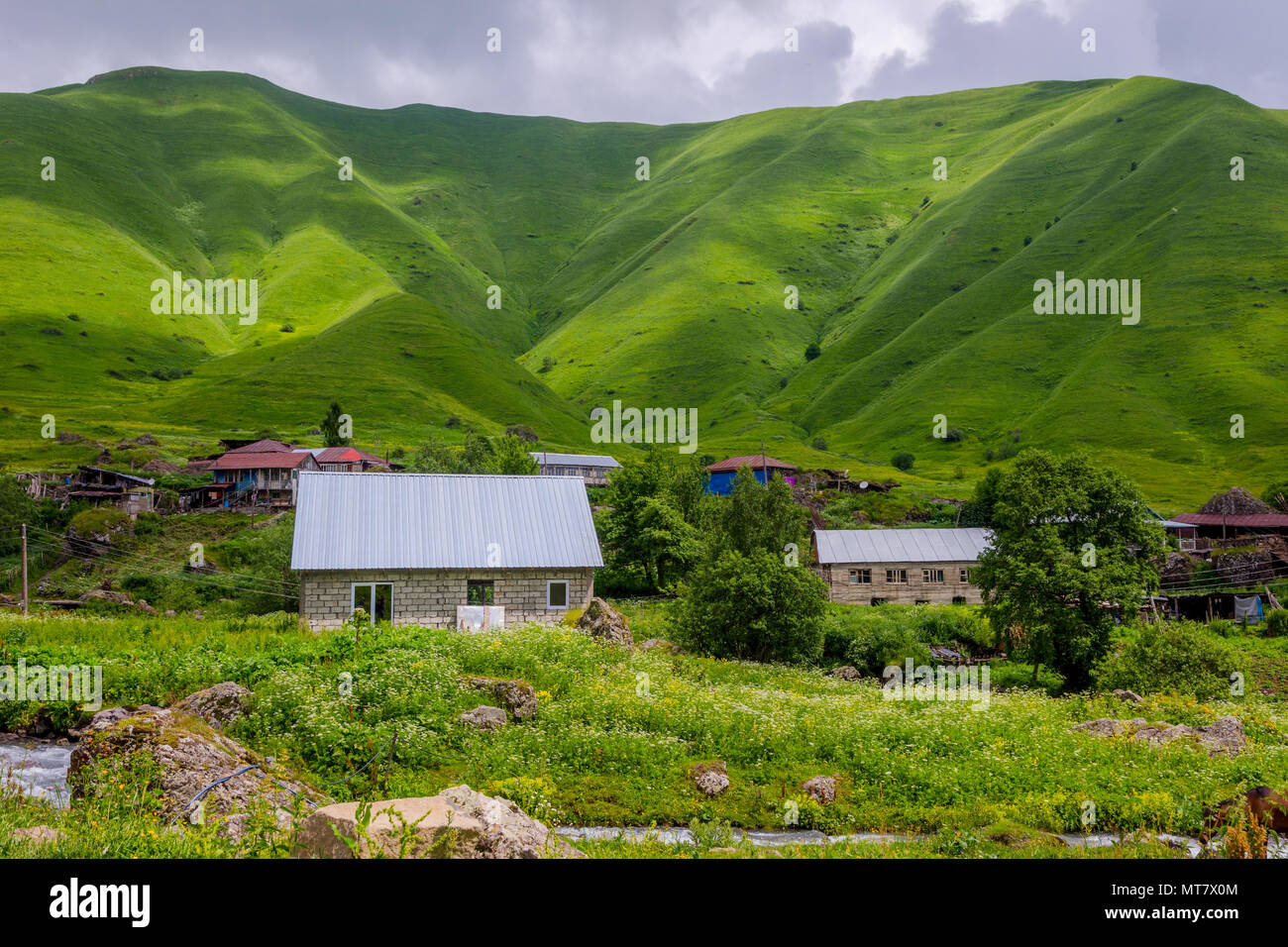 Maisons dans le village de roshka et les montagnes verdoyantes autour ...