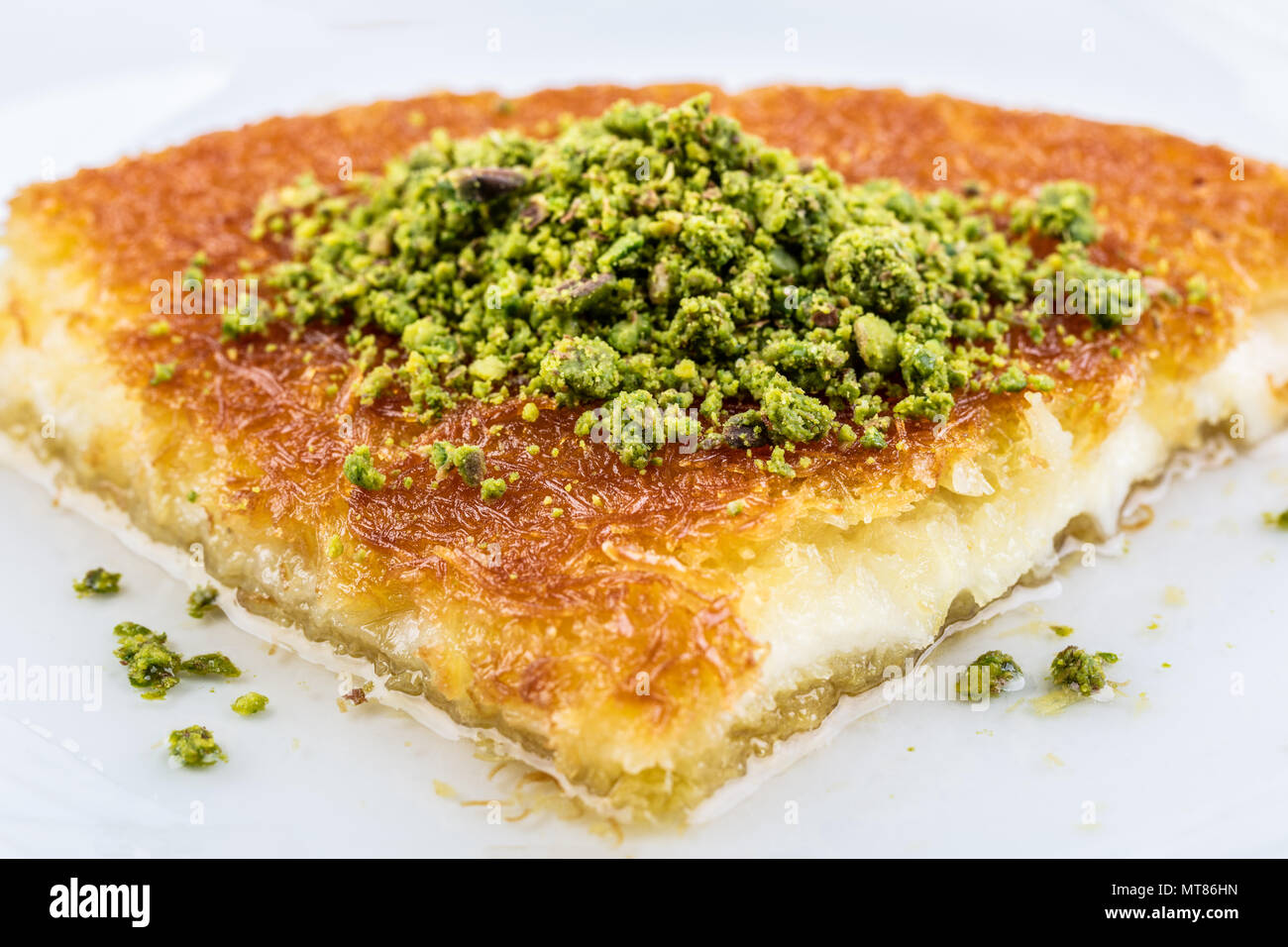 Kunefe kunafa dessert turc, kadayif, à la pistache en poudre et le ...