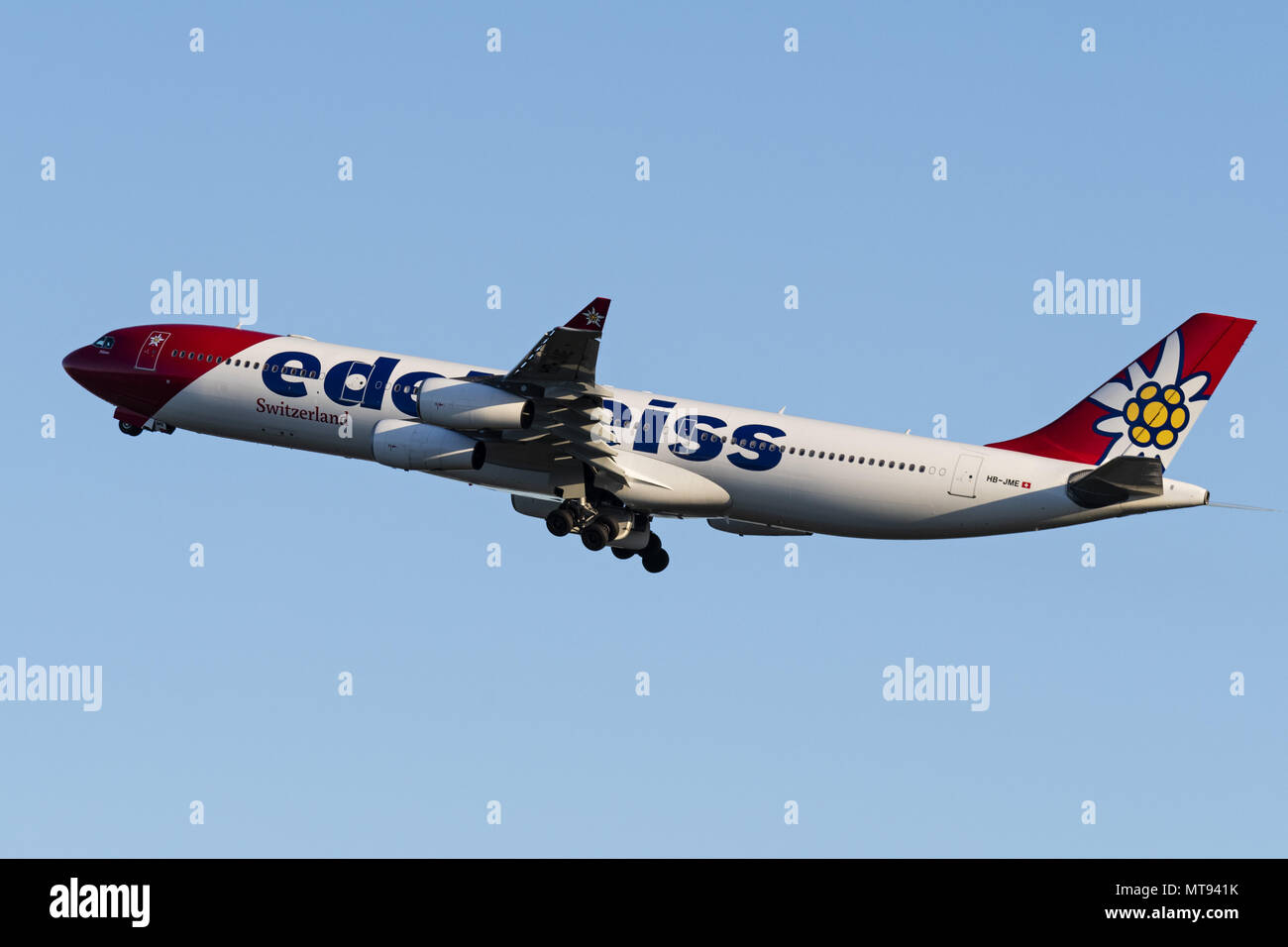 Avion edelweiss air airbus a340 300 Banque de photographies et d’images ...