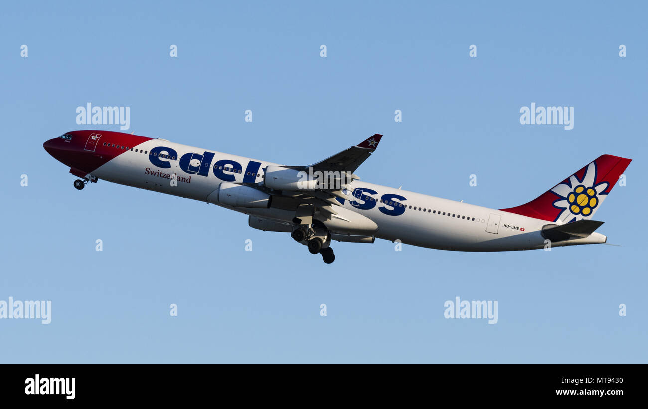 Avion edelweiss air airbus a340 300 Banque de photographies et d’images ...