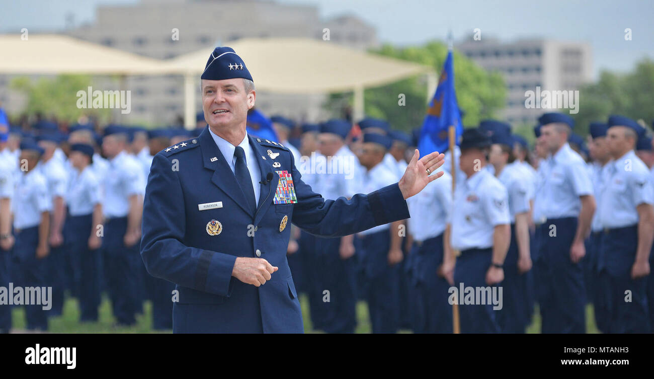 Le lieutenant général Darryl L. Roberson, commandant de l'air, l ...