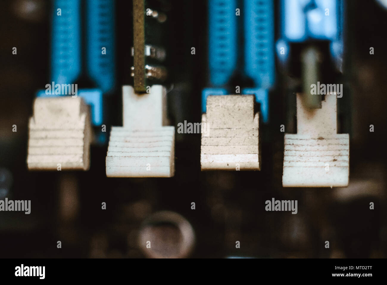 Conseil informatique circuit puce cpu core technology background bleu ...