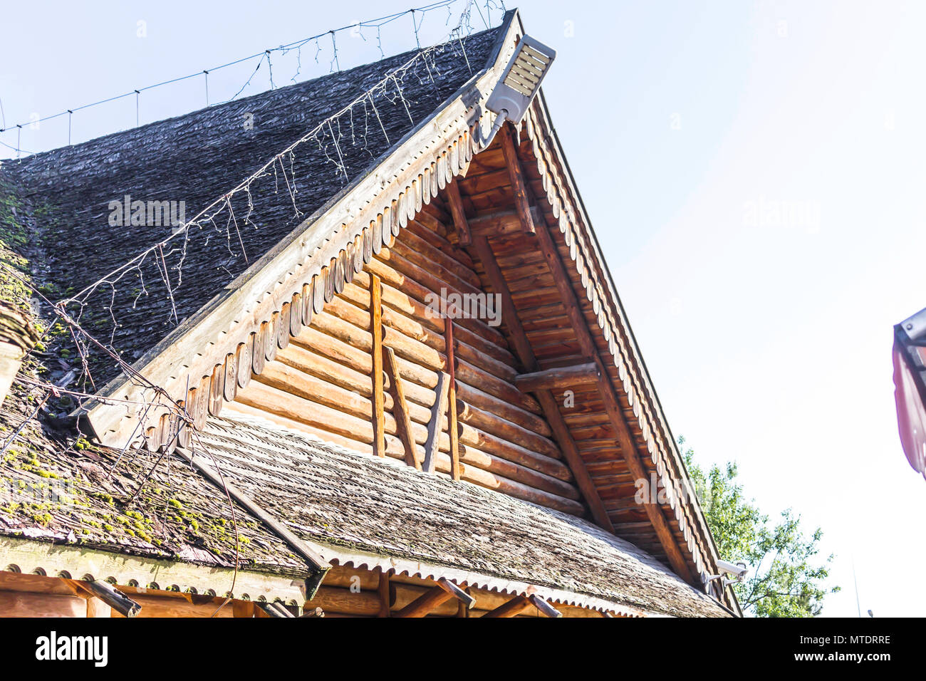 Un pignon de toit en bois. Décoration en bois. Le toit est recouvert de ...
